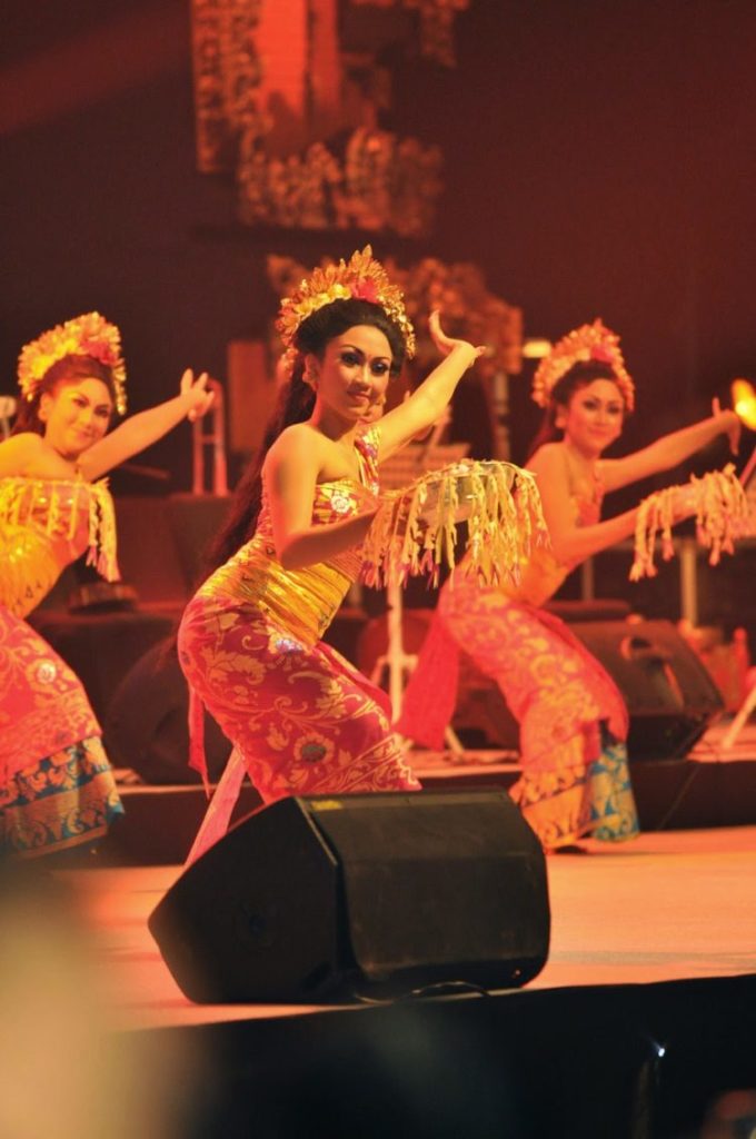 [Lengkap] Tari Pendet Bali: Sejarah, Fungsi, Gerakan, Busana + Video