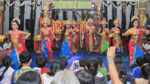 [Lengkap] Tari Pendet Bali: Sejarah, Fungsi, Gerakan, Busana + Video