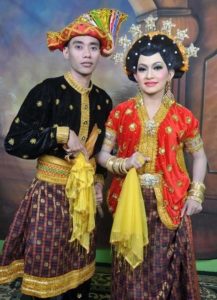 8+ Pakaian Adat NTB (NAMA, PENJELASAN, GAMBAR)