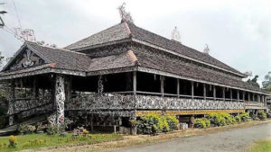 3+ Rumah Adat Lamin (KEUNIKAN, GAMBAR, CIRI, ARSITEKTUR)