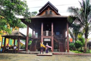 2+ Rumah Adat Gorontalo (NAMA, PENJELASAN, GAMBAR)