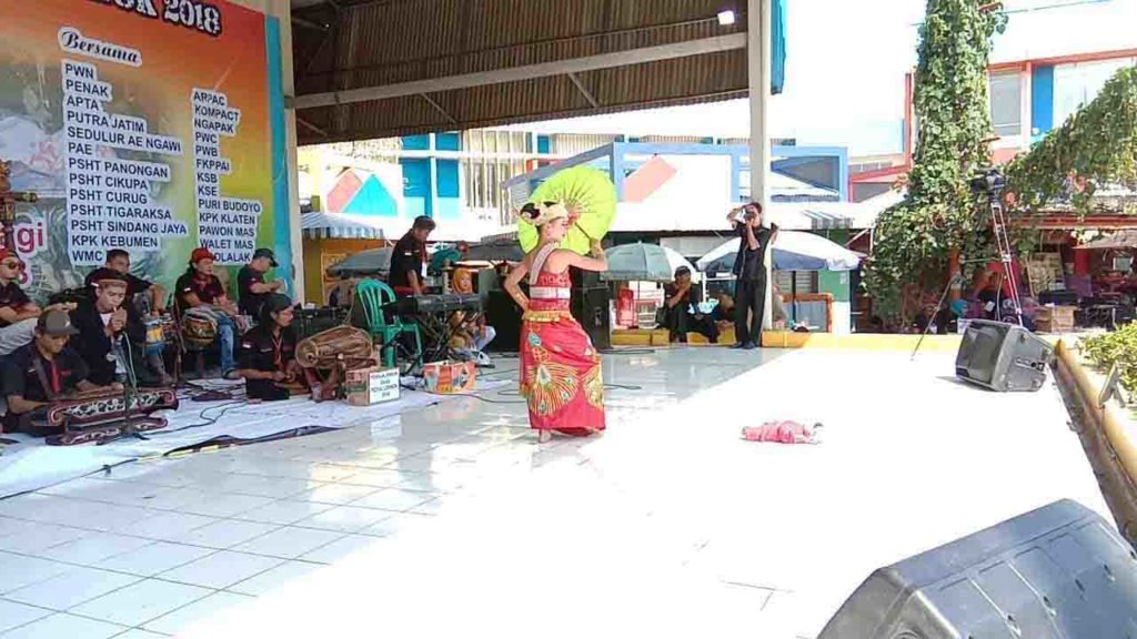 [Lengkap] Tari Bondan: Asal, Gerakan, Properti, Makna + Video