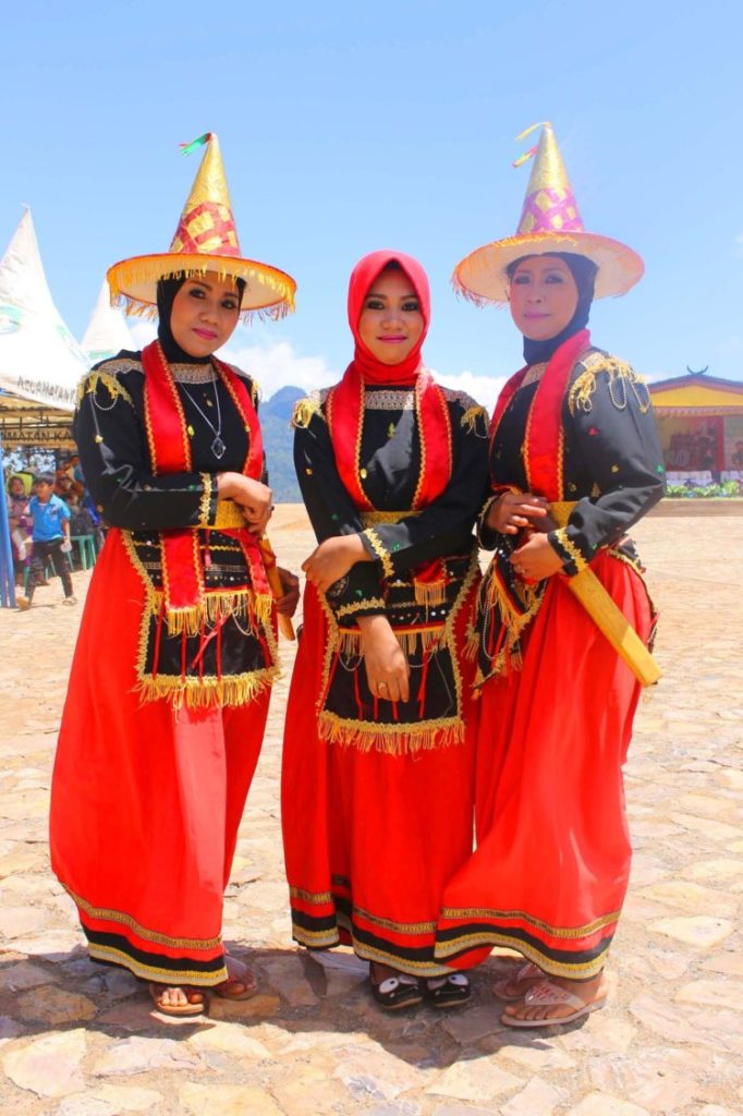 5+ Pakaian Adat Sulawesi Tenggara (NAMA, PENJELASAN, GAMBAR)