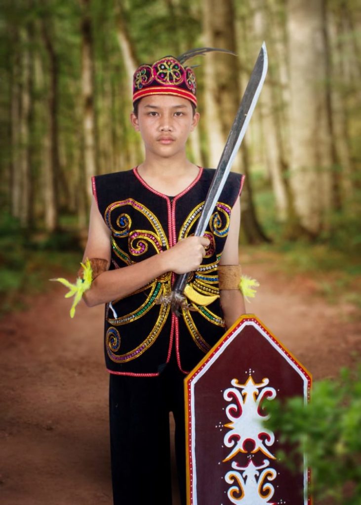 16+ Pakaian Adat Dayak Laki & Perempuan (NAMA & PENJELASAN)