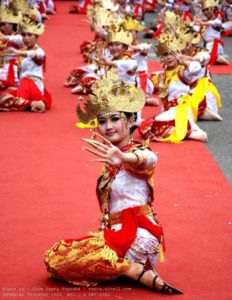 [Lengkap] Tari Sembah: Sejarah, Makna, Pola Lantai, Properti + Video