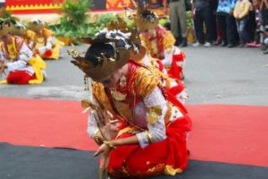 [Lengkap] Tari Sembah: Sejarah, Makna, Pola Lantai, Properti + Video