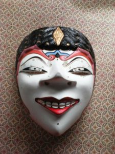 [Lengkap] Tari Topeng Cirebon: Sejarah, Fungsi, Kostum, Properti + Video