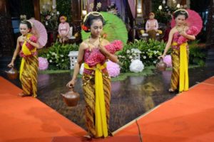 [Lengkap] Tari Bondan: Asal, Gerakan, Properti, Makna + Video