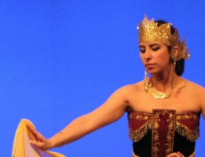 [Lengkap] Tari Bondan: Asal, Gerakan, Properti, Makna + Video