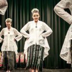 [Lengkap] Tari Lenso: Sejarah, Pertunjukan, Kostum, Properti + Video