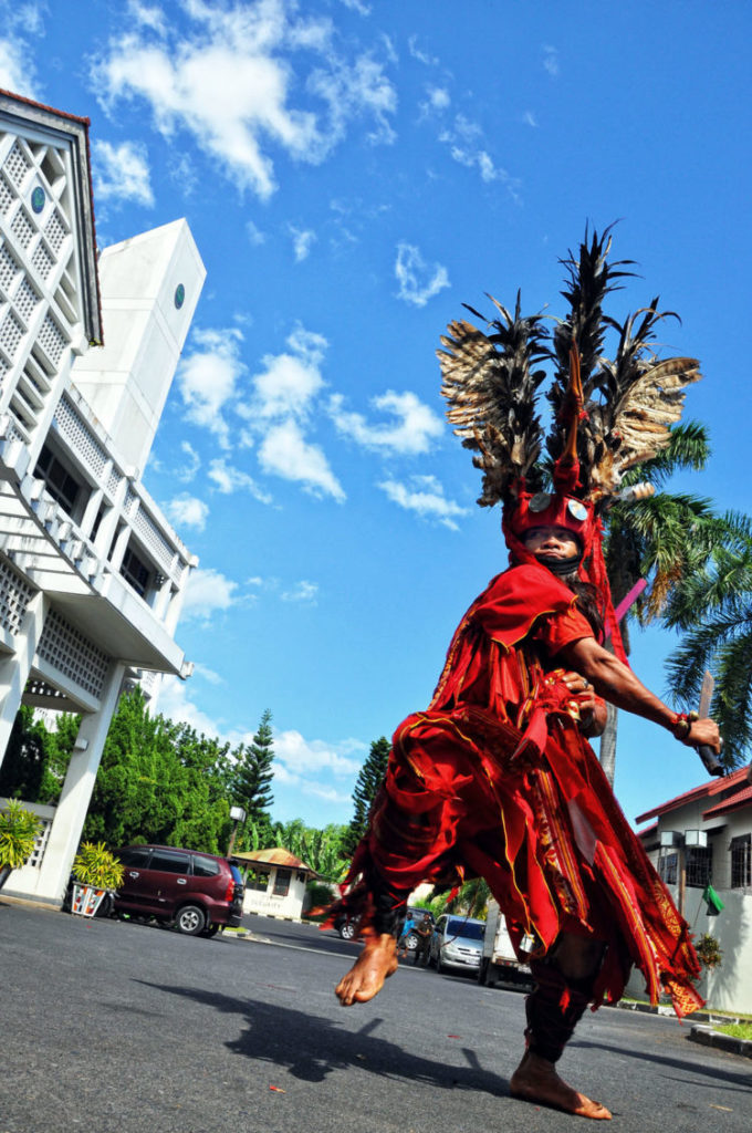 [Lengkap] Tari Cakalele: Asal, Sejarah, Fungsi, Gerakan, Properti + Video