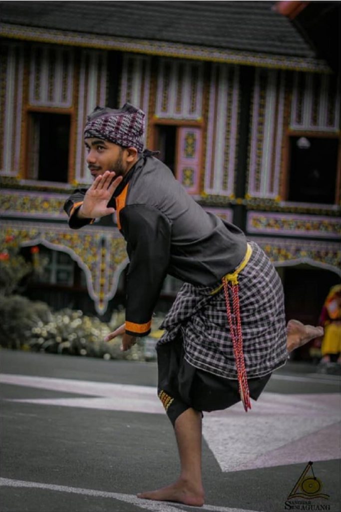 [Lengkap] Tari Randai: Asal, Sejarah, Pola, Gerakan + Video