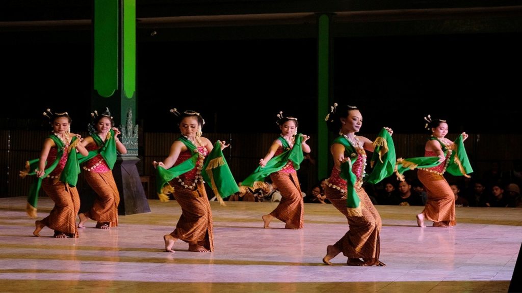 [Lengkap] Tari Gambyong: Asal, Sejarah, Properti, Pola Lantai + Video