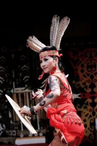 [Lengkap] Tari Mandau: Sejarah, Gerakan, Makna, Properti + Video