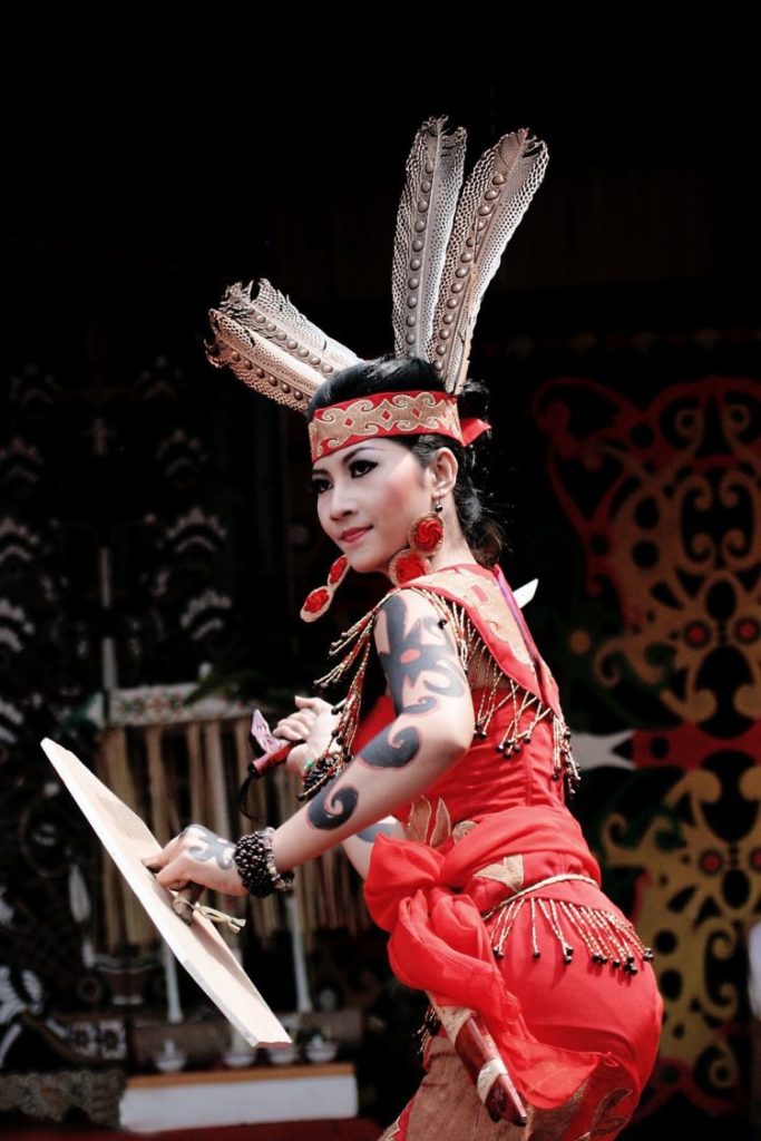 [Lengkap] Tari Mandau: Sejarah, Gerakan, Makna, Properti + Video