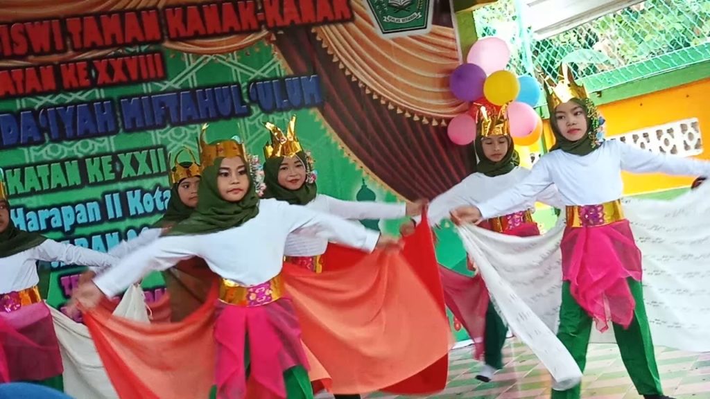 [Lengkap] Tari Manuk Dadali: Pengertian, Gerakan, Kostum + Video