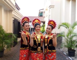 [Lengkap] Tari Yapong Betawi: Sejarah, Fungsi, Gerakan, Musik + video