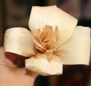 12 Kerajinan dari Pelepah Pisang Beserta Gambar & Cara Membuatnya